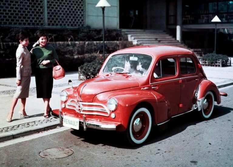 La page de la Renault 4CV - l'Automobile Ancienne