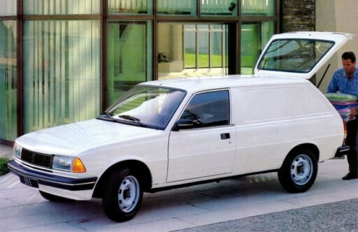 La page de la Peugeot 305 - l'Automobile Ancienne