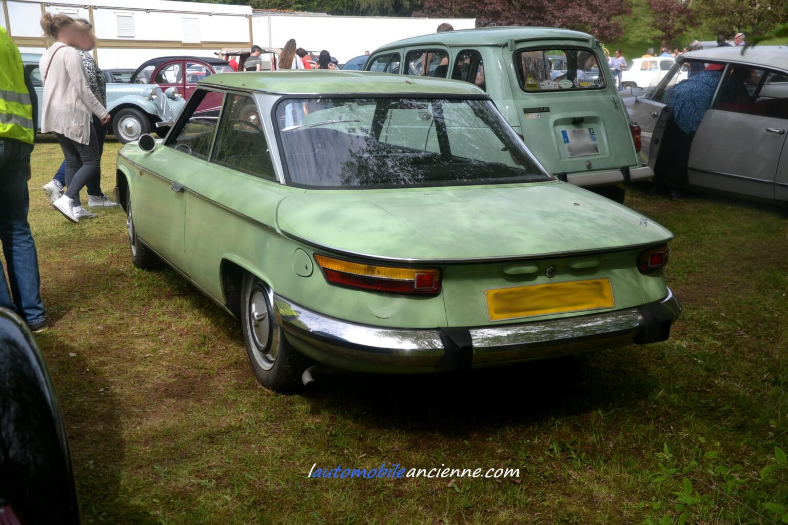 La page de la Panhard 24 - l'Automobile Ancienne