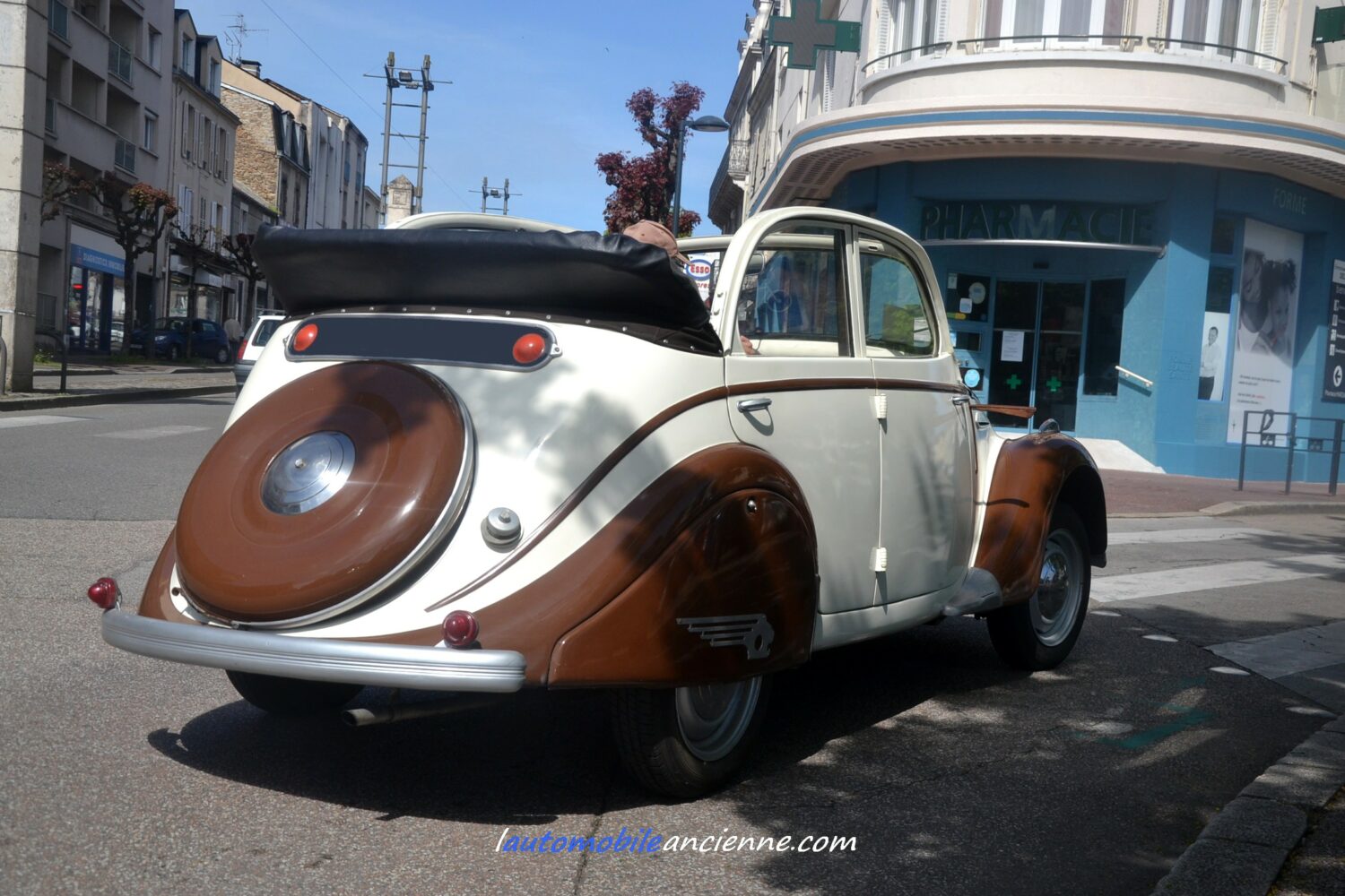 La page de la Peugeot 202 - l'Automobile Ancienne