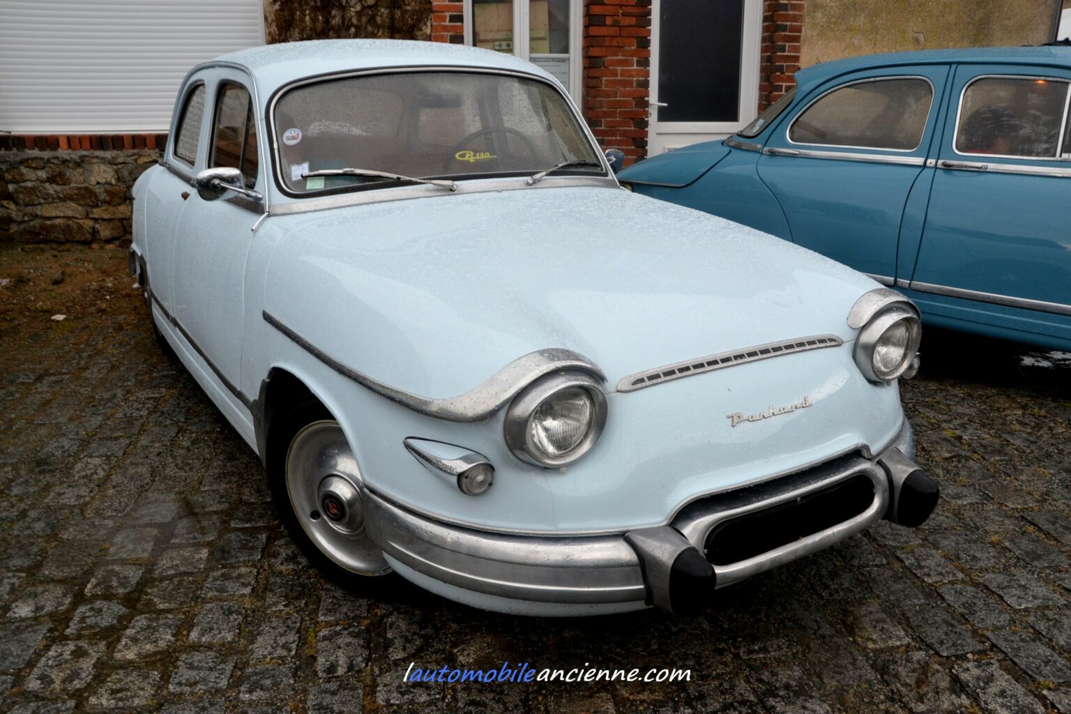 La page de la Panhard 24 - l'Automobile Ancienne
